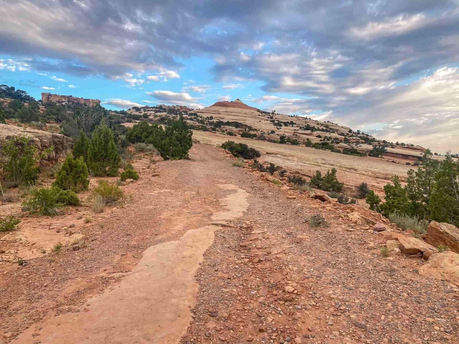 Hiking the Serpents Trail in Colorado National Monument | kateoutdoors.com
